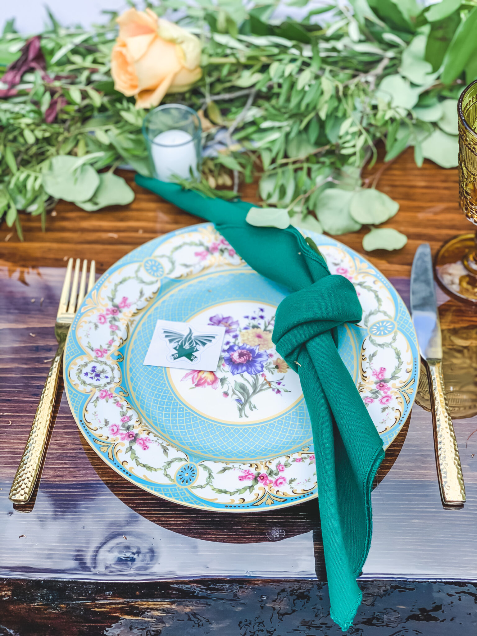 Napkin Fold Inspiration for Wedding Receptions - assortedartistries.com